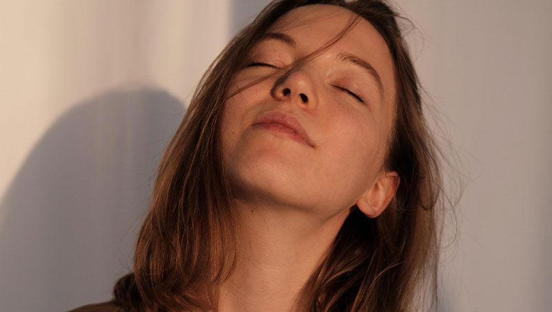 Todo lo que hay que saber sobre exposomas y su función cuidadora contra la rosácea y la dermatitis