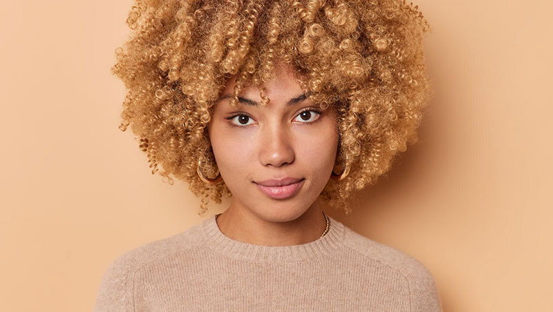 Liso, ondulado, rizado o afro, cuida y peina tu cabello con estos consejos